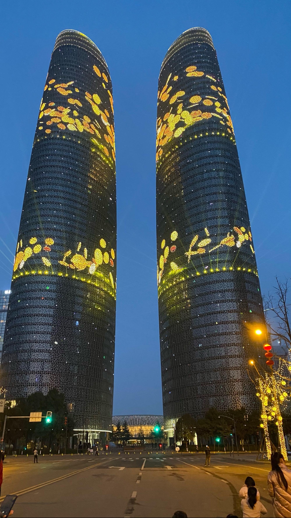 叹为观止的成都双子塔灯光秀！ - 旅游摄影 张家港爱上网/